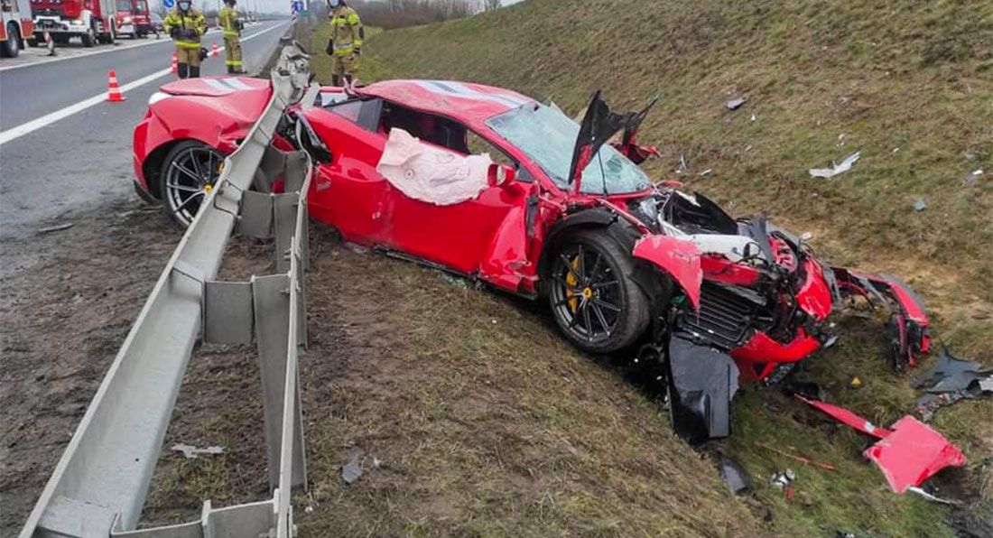 Ferrari 488 Pista destrozado después de deslizarse debajo de una ...