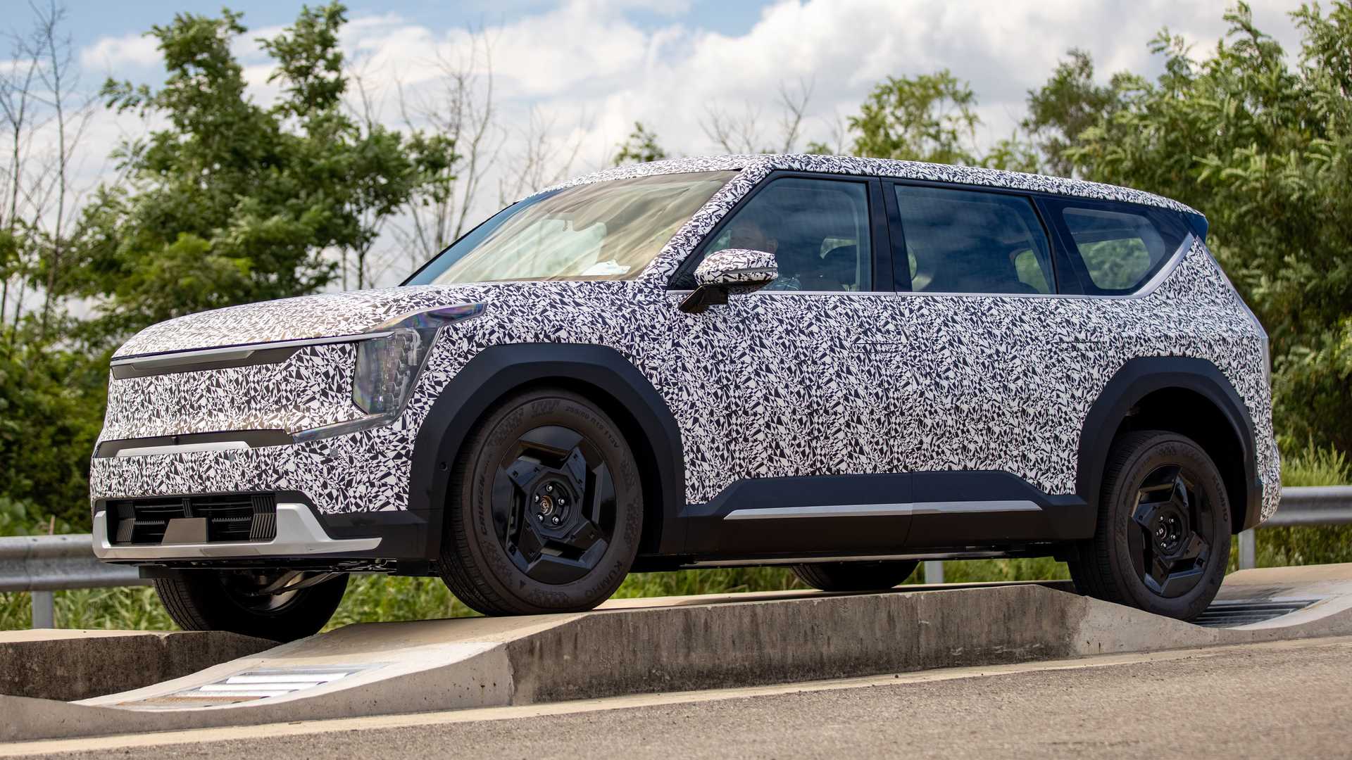 Adelanto del Kia EV9 camuflado de cara a su debut en 2023 - Todo sobre coches