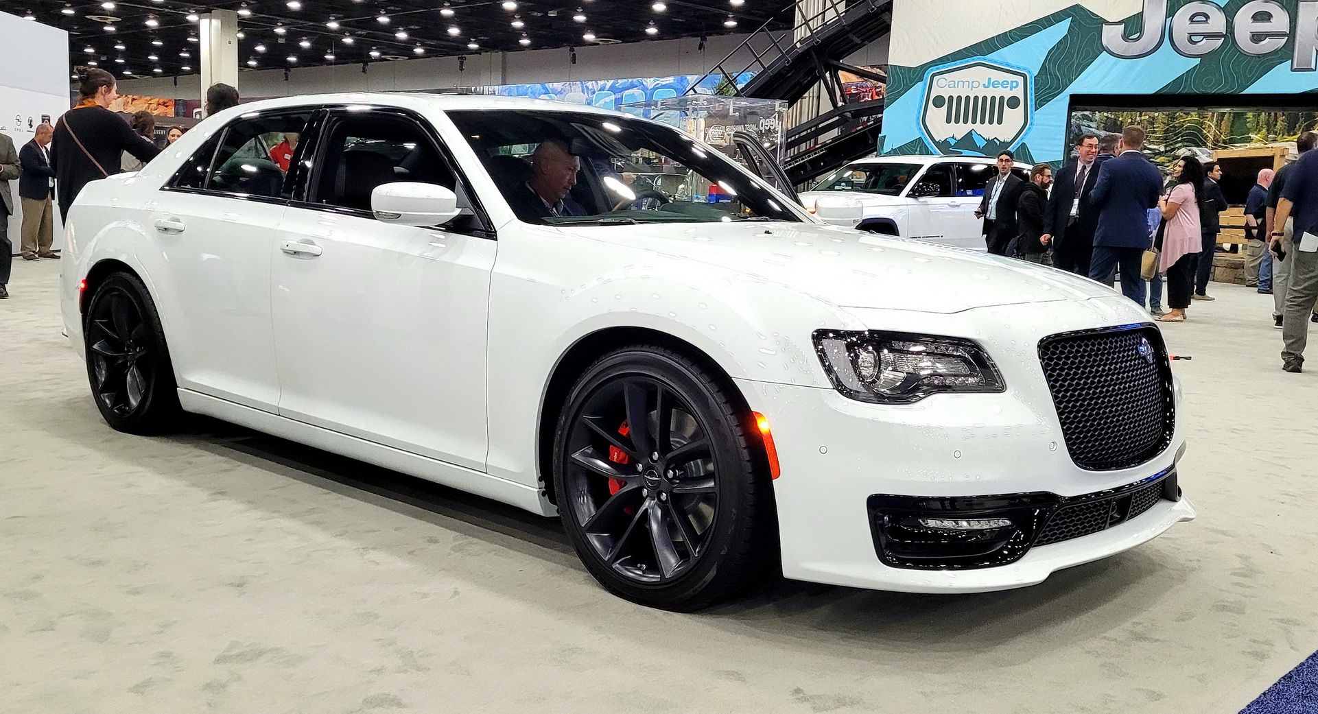 El Chrysler 300C 2023 es un ruidoso HEMI V8 de 6.4 litros que se ...